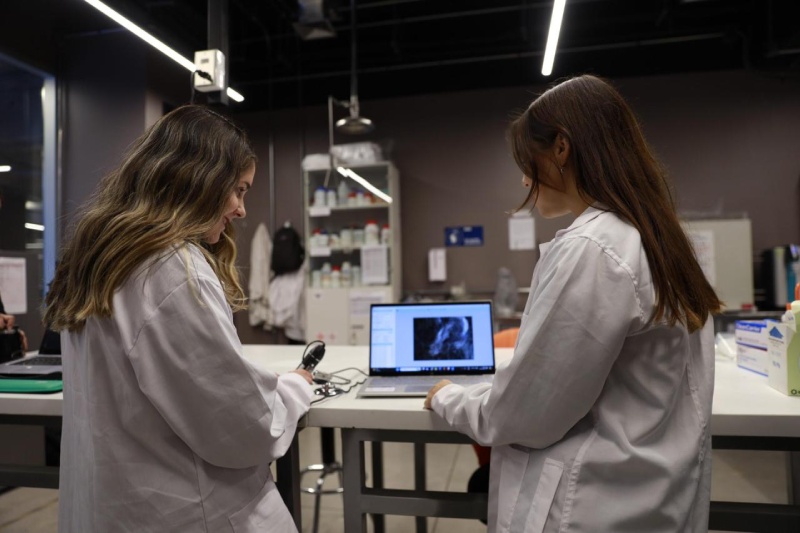 Chilenas crean dispositivo que atrapa microplásticos del lavado de ropa